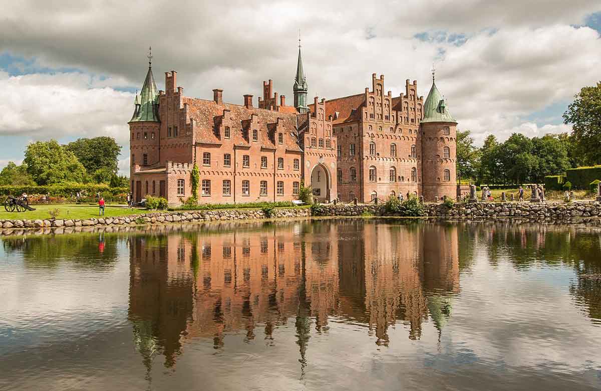 10 world-famous castles with fascinating histories | Reader's Digest Asia